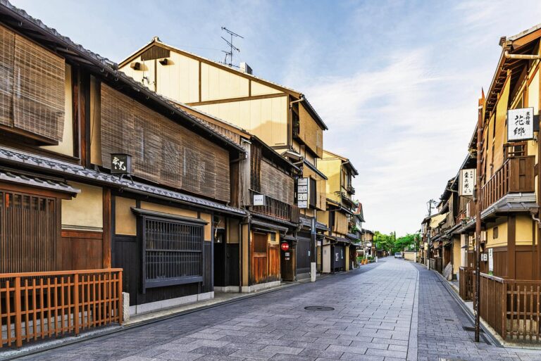 Hanamikoji Street: What NOT To Do When Geisha Spotting - Kansai chan
